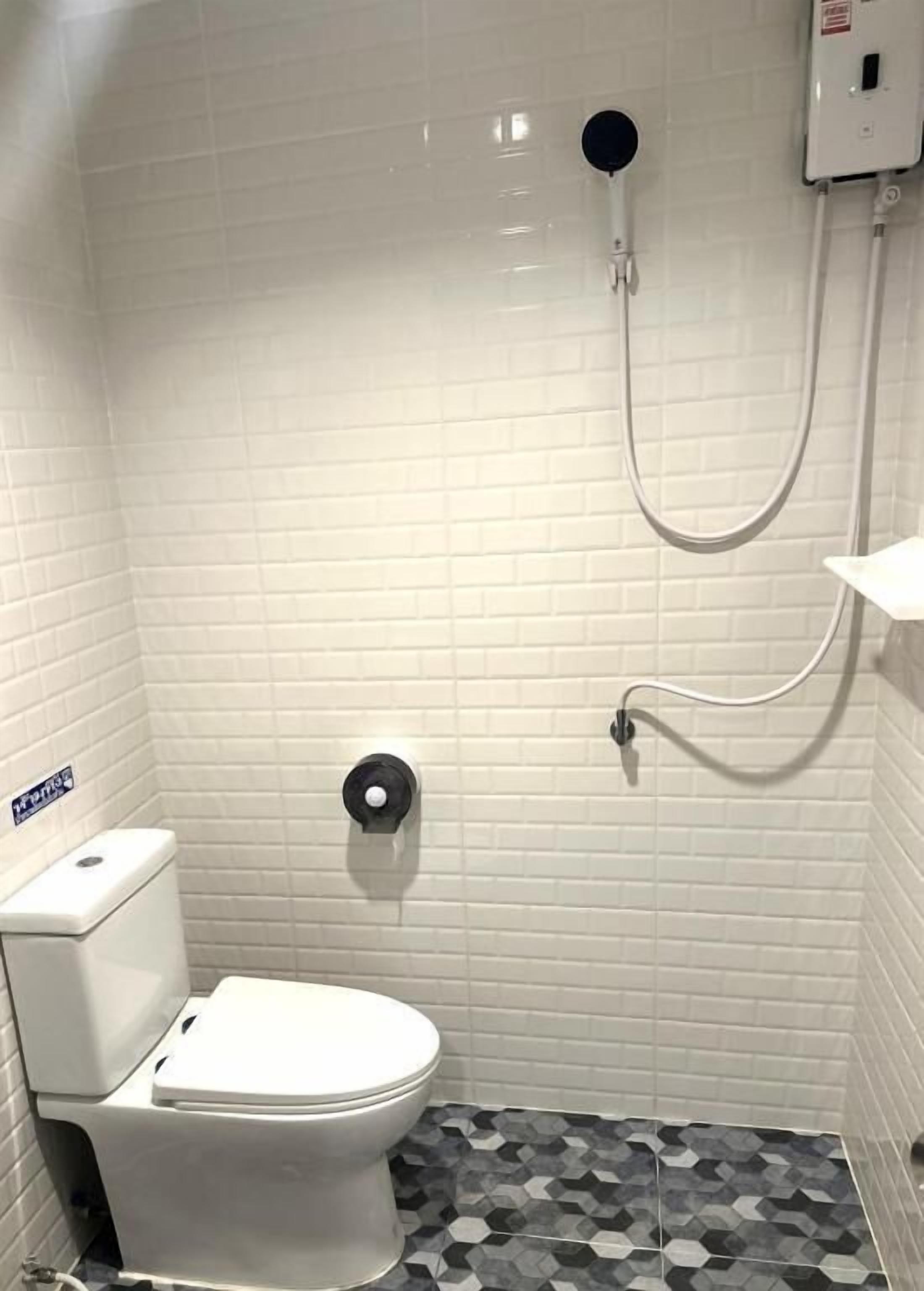 Um polibã, um chuveiro de hidromassagem 