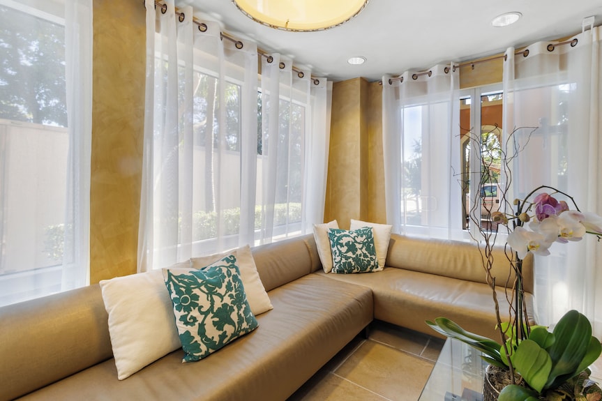 Spacious Bayview Suite With Pool Access & Steps To Cocowalk | 3 Units - Miami