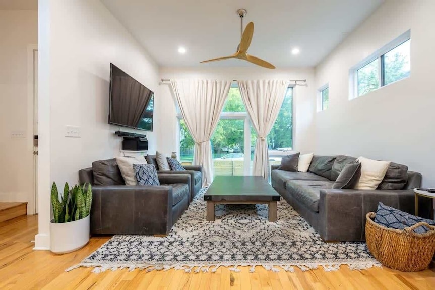 Modern Mansion With Hot Tub And Rooftop Patio - Garfield Park Indianapolis