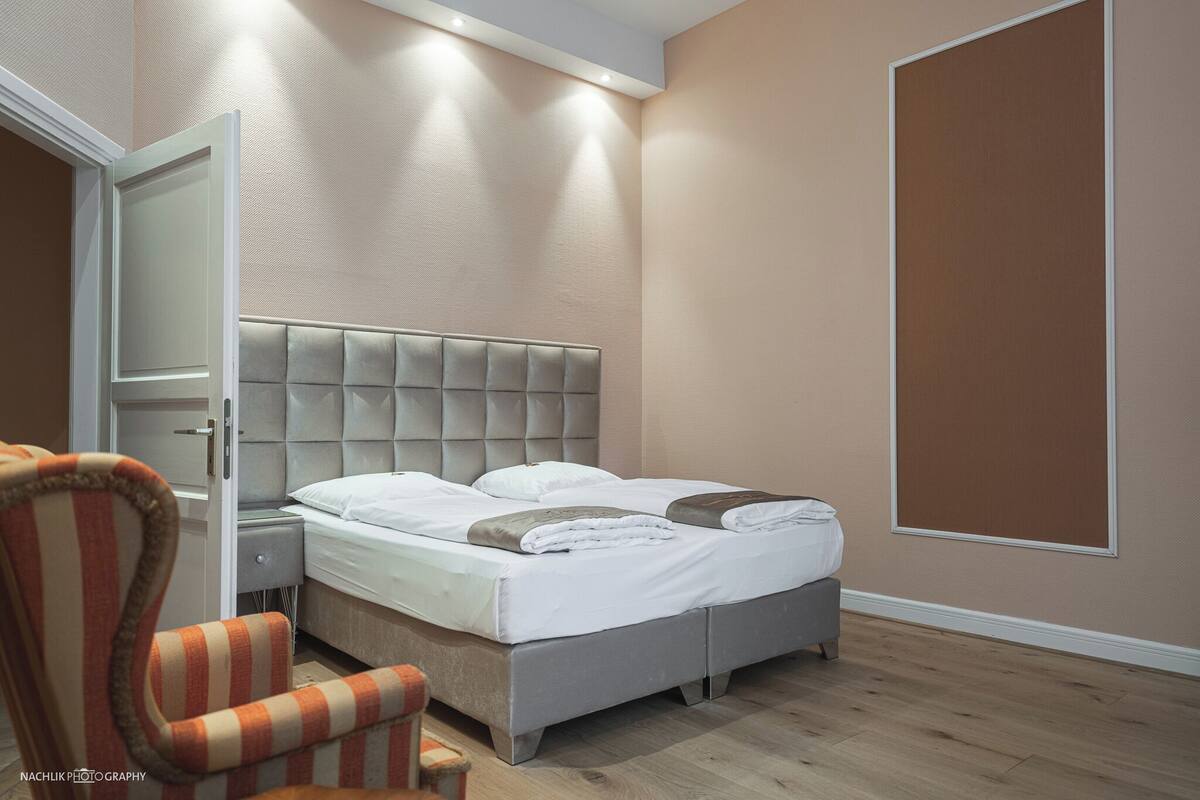 Quarto casal conforto | Quartos à prova de som, ferros/tábuas de passar roupa, Wi-Fi de cortesia