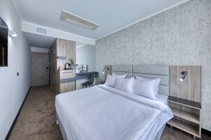 Quarto Duplo ou Twin Júnior, 1 cama queen-size | Secretária, secretária adequada para computadores portáteis 