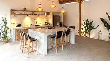 Villa Deluxe | Cozinha privada | Um frigorífico, uma placa de cozinha, uma chaleira elétrica