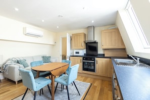 Apartamento, 3 quartos | Sala de estar