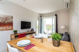 Apartamento Clássico | Sala de estar | TV de ecrã plano 