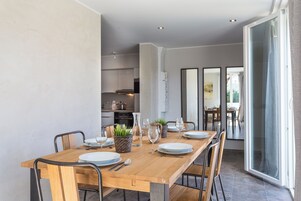 Apartamento Deluxe, 1 cama de casal e sofá-cama | Sala de estar | TV de ecrã plano 