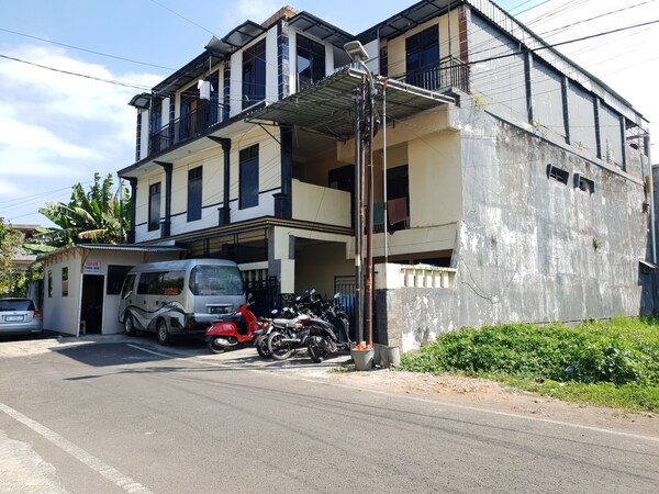 Oyo Life 92622 Jatiluhur Kost Syariah - Malang