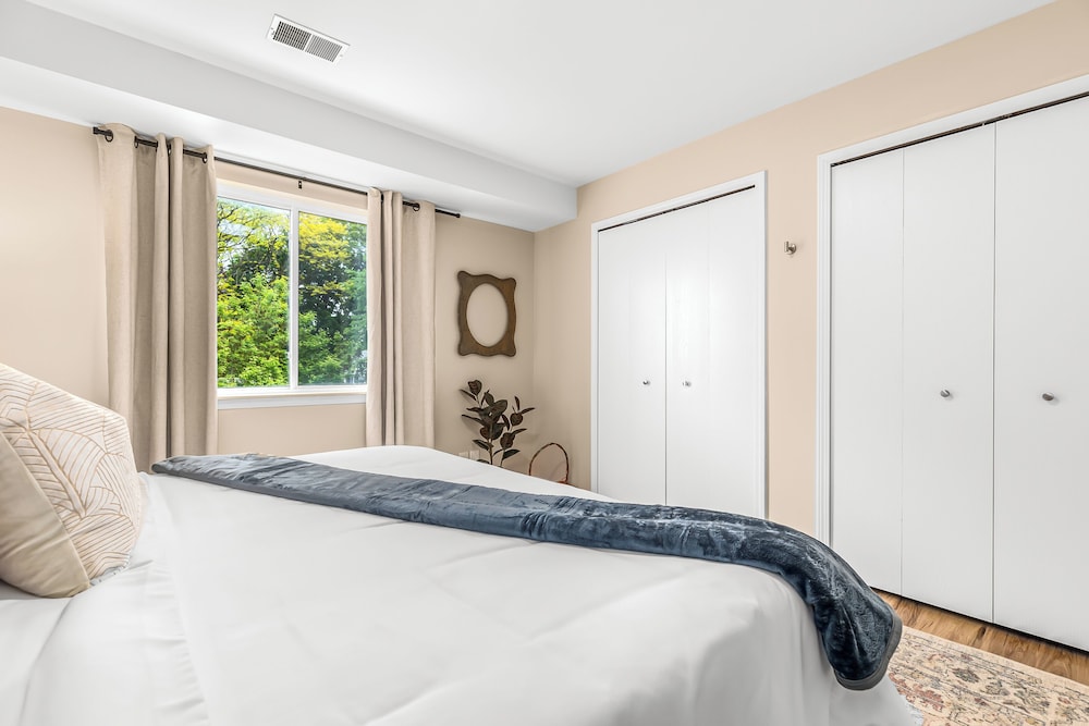 New! Spacious 1br King Suite, Prime Location - Fraser, MI