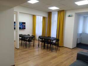 Suite 45 B | Sala de estar | Smart TV de 55 polegadas com canais via satélite, Netflix 