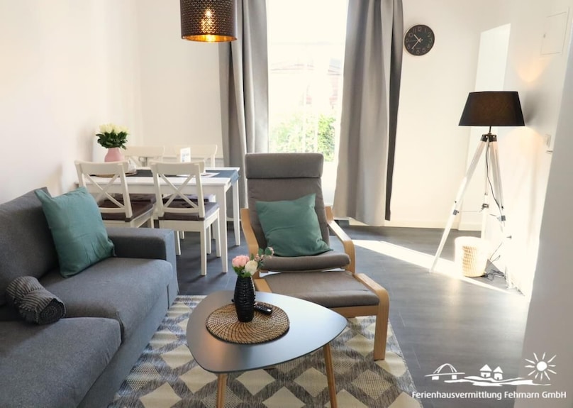 38 Weiße Villa Am Schwanenteich Eg Links - Fehmarn