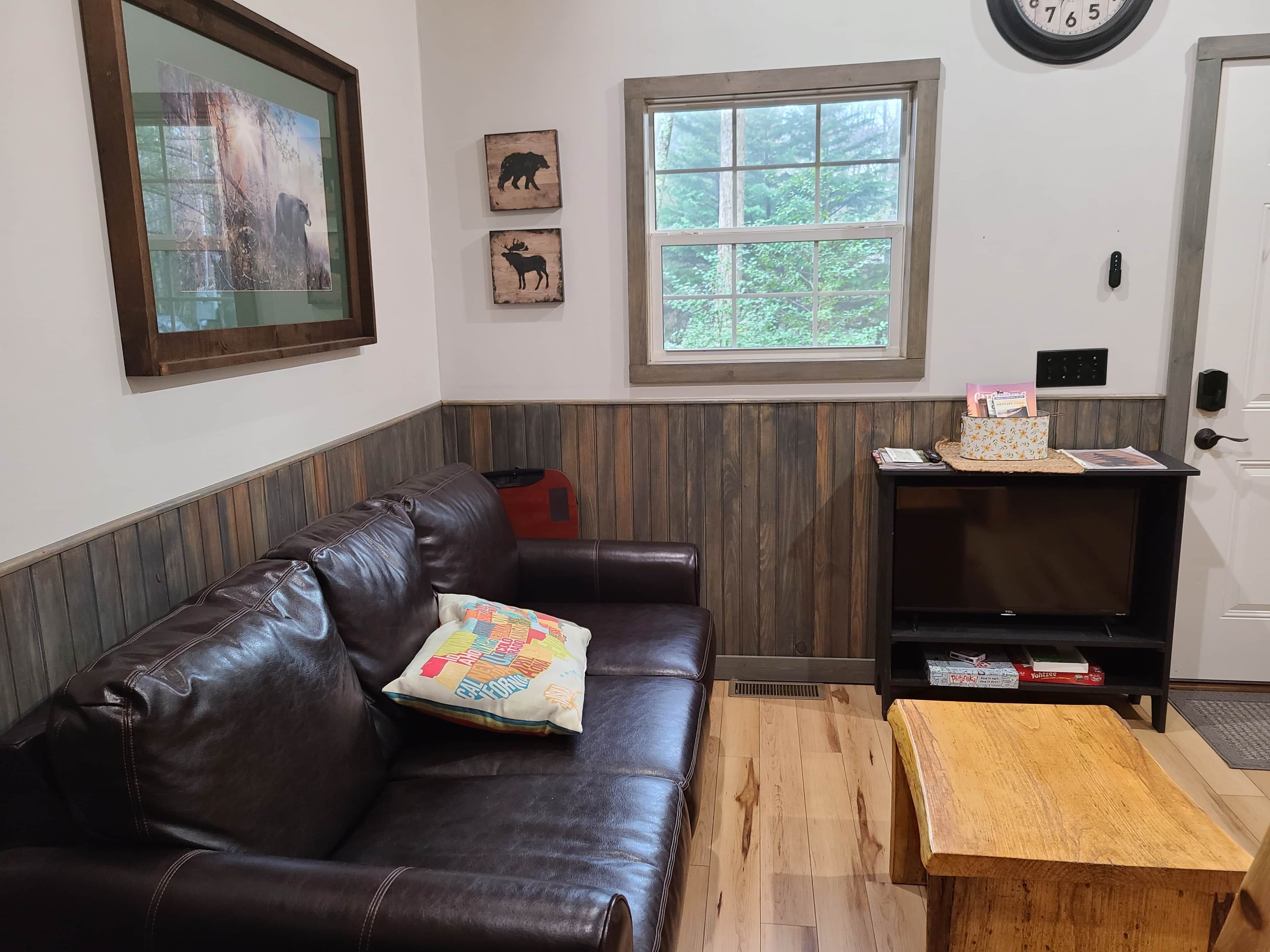 Holly Nest: Cozy Cabin Getaway Near Gatlinburg - Cosby, TN