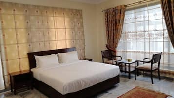 Quarto casal luxo | Quartos à prova de som, ferros/tábuas de passar roupa, Wi-Fi de cortesia