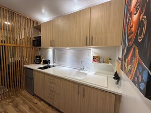 Vila | Cozinha privada | Frigobar, micro-ondas, cooktop, cafeteira/chaleira