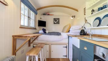 Um frigorífico, uma chaleira elétrica, uma torradeira