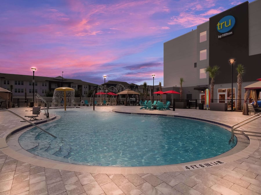 Piscina interior, piscina exterior sazonal