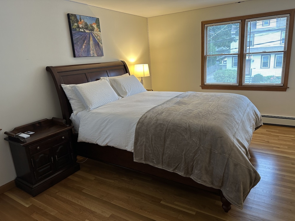 Spacious Single Family House - Great Privacy, 19' Train Ride To Back Bay Station - Boston, MA