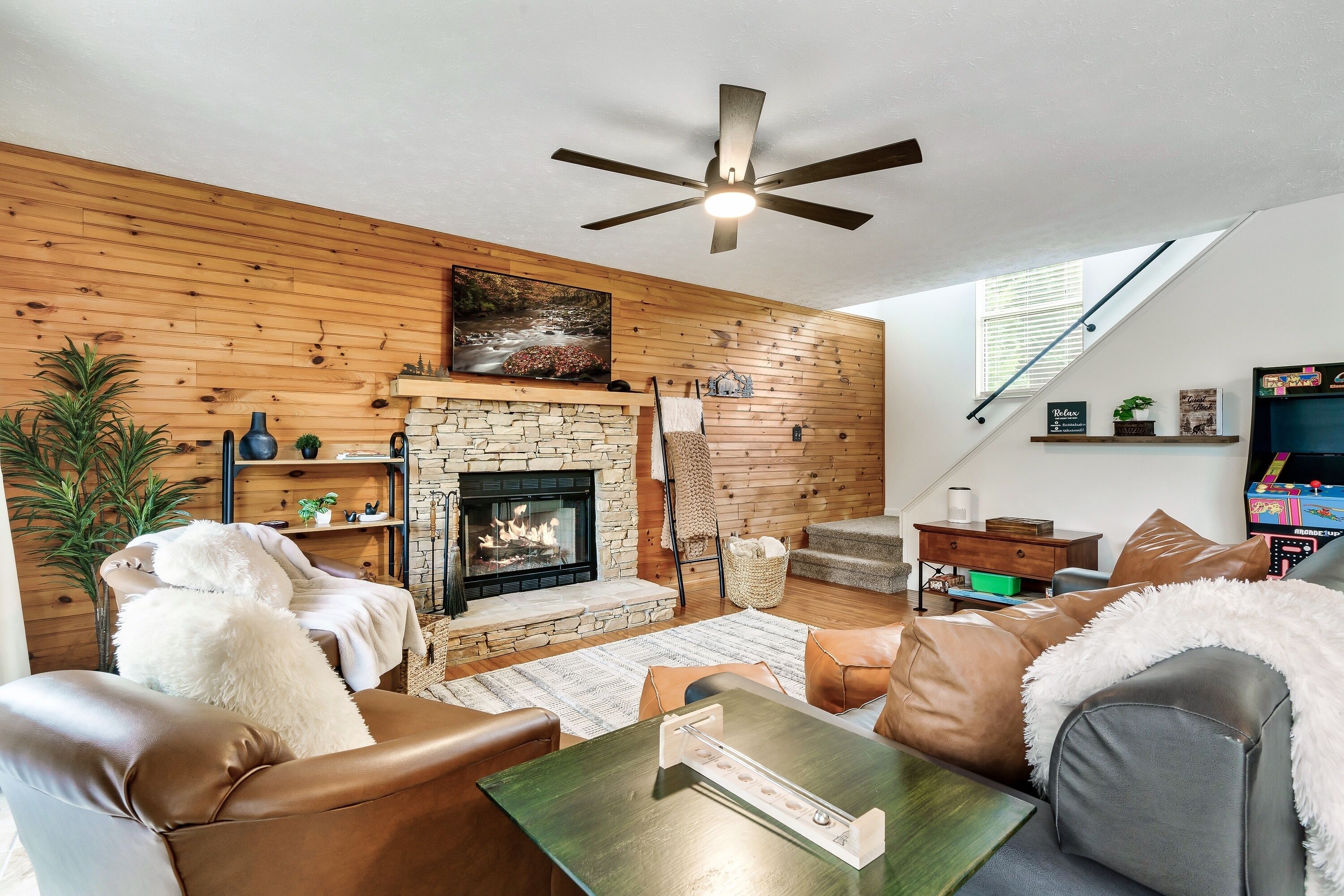 Amazing Mountain Sunsets, Sauna, Hot Tub, King Beds, Retro Game, Coffee Bar, - Townsend, TN