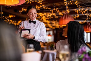 3 restaurantes: servem pequenos-almoços, almoços e jantares