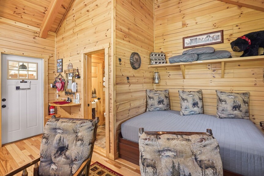 Snuggle Bear | Tiny Home Cabin - Hocking Hills State Park, OH