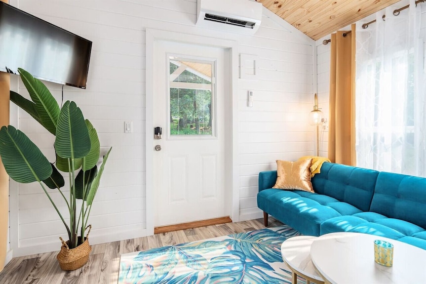 Le Soleil Chalet |Retro-fabulous Tiny Home Near Lake Guntersville - Alabama