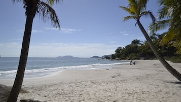 Perto da praia, areia branca