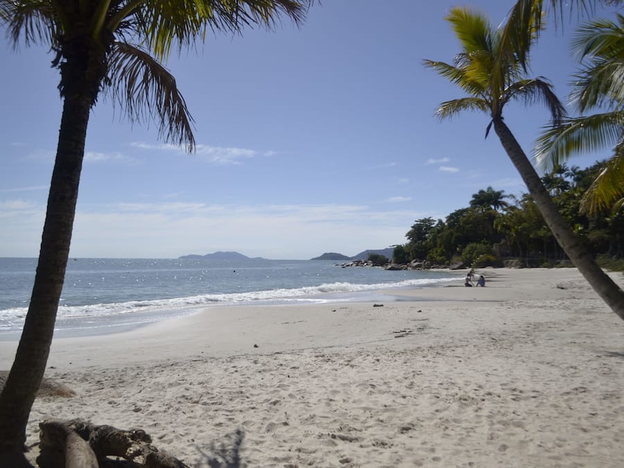 Perto da praia, praia de areia branca