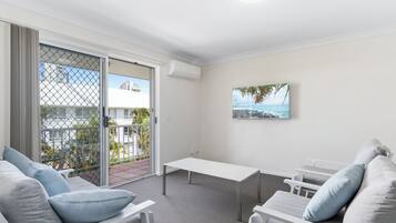 Apartamento Comfort | Sala de estar | TV de ecrã plano