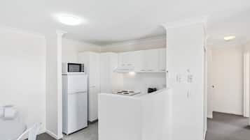 Apartamento Comfort | Cozinha privada | Um frigorífico/congelador grande, um micro-ondas, um forno