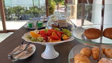 Café da manhã com buffet grátis todos os dias