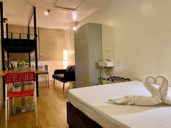 Burgos Hub Hostel - Manila