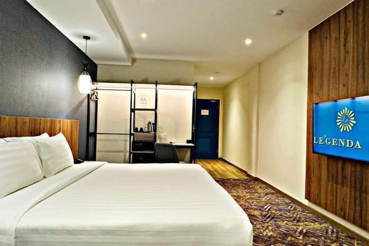 Edredões de penas, minibar, cofre no quarto, cortinas/cortinados opacos