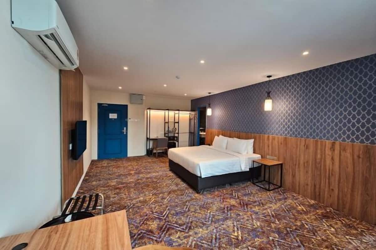 Edredões de penas, minibar, cofre no quarto, cortinas/cortinados opacos