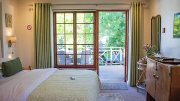 Quarto Clássico, 1 cama queen-size, vista para a piscina | 1 quarto, cofre no quarto, com decoração personalizada