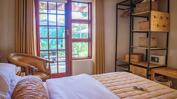 Suite Deluxe, 2 quartos, pátio, vista para o pátio | Vista do quarto
