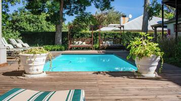 Piscina exterior, guarda-sóis, espreguiçadeiras