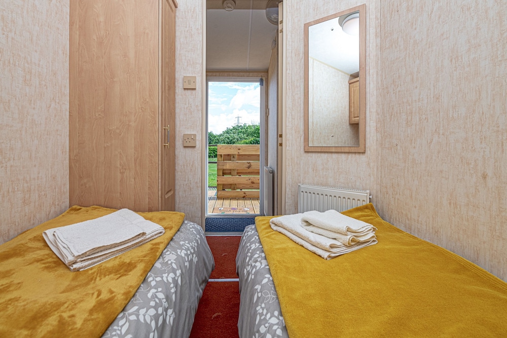Caravan @ Ysgubor - Sleeps 6 Guests In 2 Bedrooms - North Wales