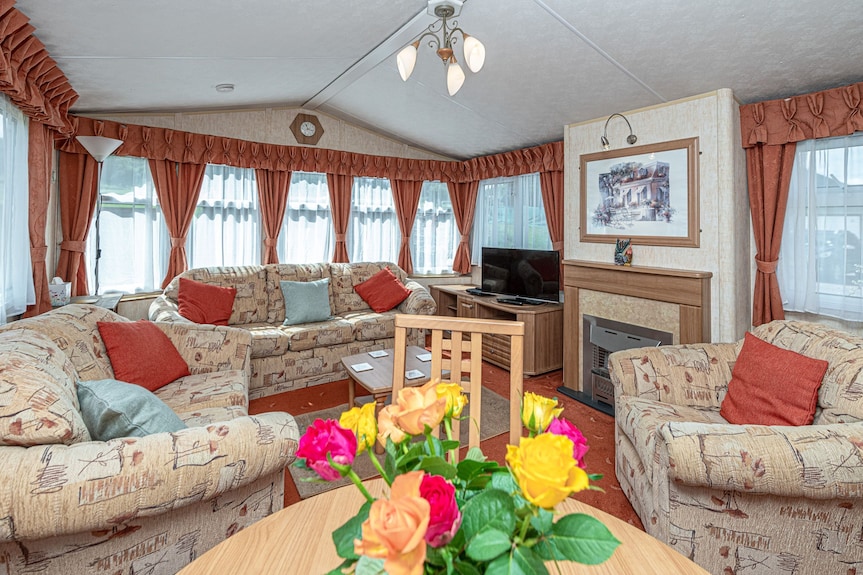 Caravan @ Ysgubor - Sleeps 6 Guests In 2 Bedrooms - England