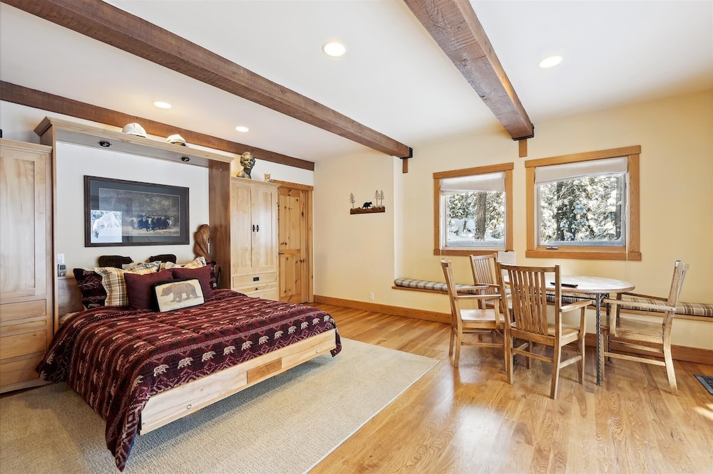 Silverado Lodge At Palisades - 4br W/ Private Hot Tub, Ski Shuttle & Pet-friendly! - Tahoe City, CA
