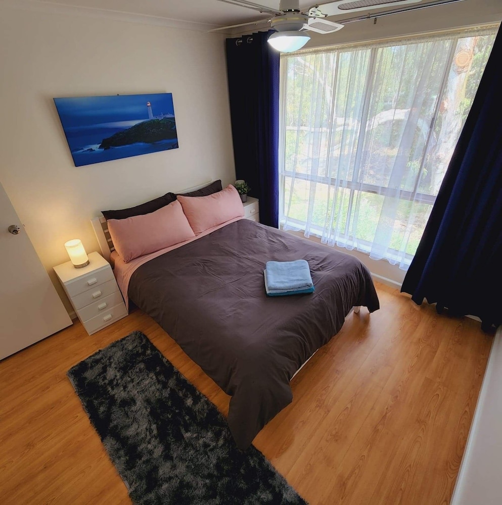Picturesque Lakeside Getaway: Views, Beach, Park - Loch Sport