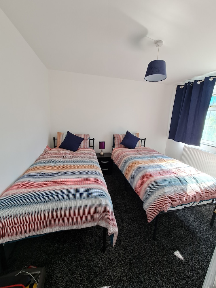 2 Bed Bungalow In Bristol - Bristol