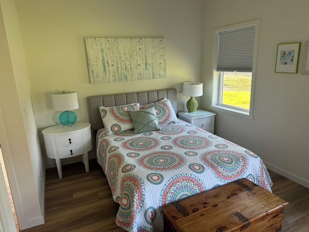 5 minute walk to sand beach & restaurants, sleeps 8, in Door County ...