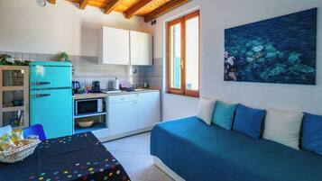 Apartamento, 1 quarto, sacada | Cozinha privada | Geladeira grande, micro-ondas, cooktop, máquina de café expresso