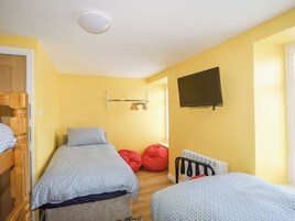 4 quartos, com decoração personalizada, com mobília individualizada 