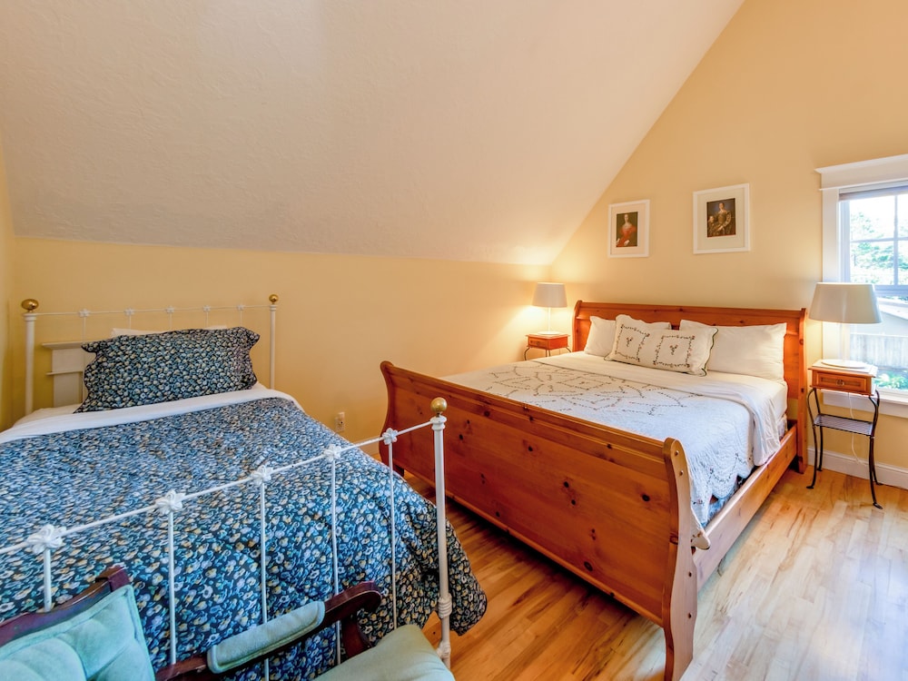 Bella Mar- Beautiful 4 bdrm home, Hot tub, Dogs Ok, 2 blocks to beach ...