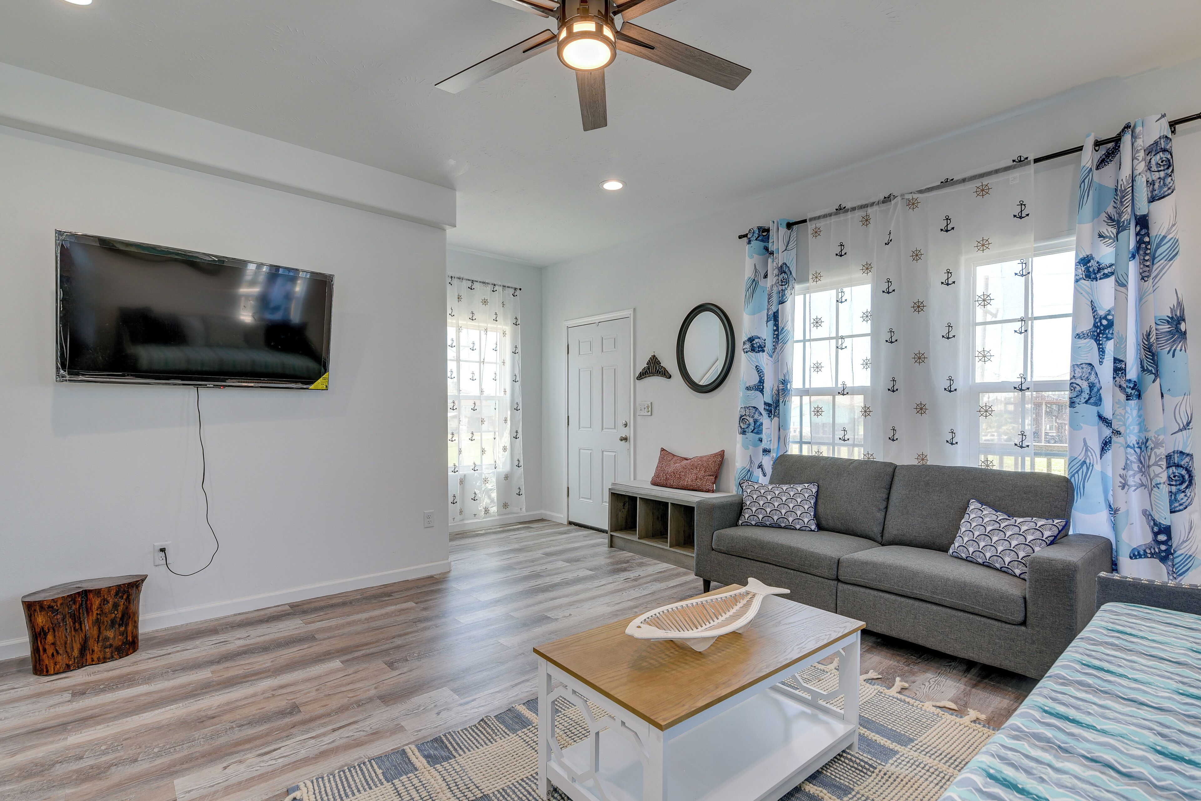 Walk To Gulf: Ocean-view Home In Crystal Beach! - Crystal Beach, TX