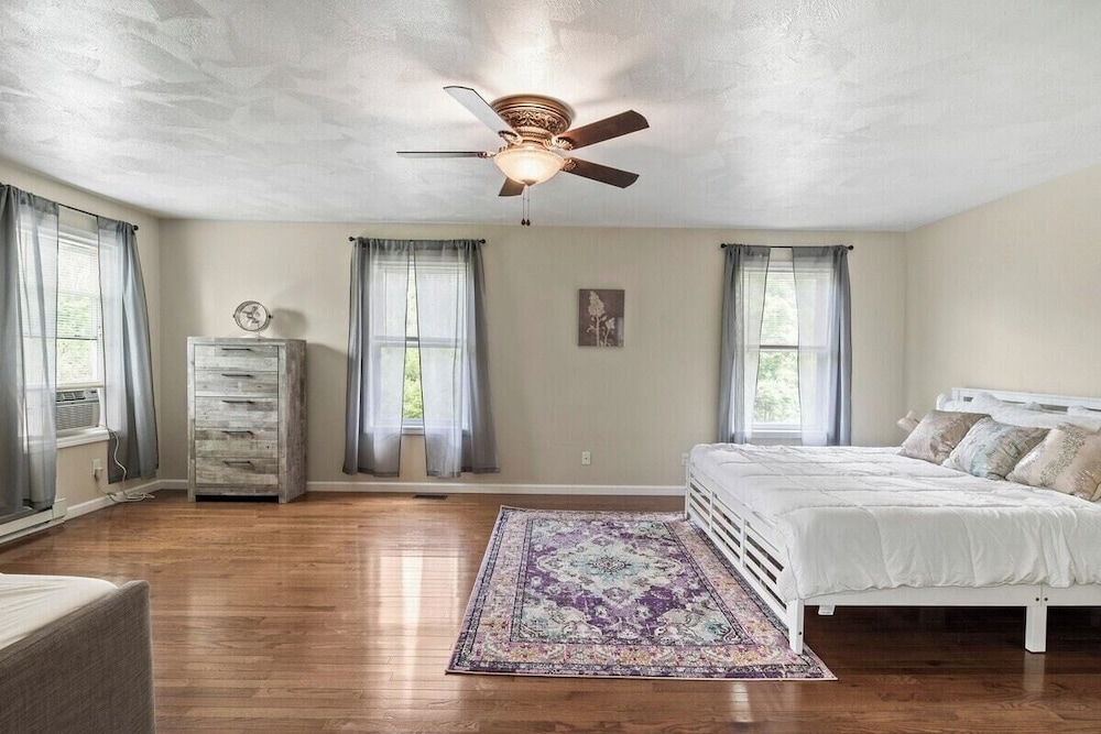 Large Home Sleeps 22! Dogs Ok! - Ithaca, NY