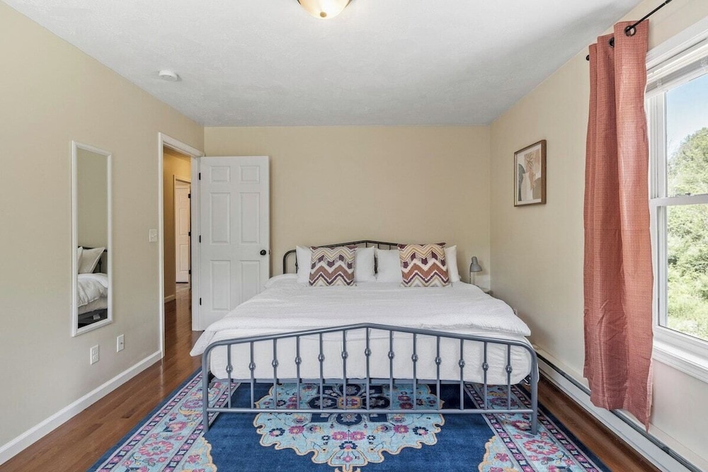 Spacious Home Sleeps 20! Dogs Ok - Ithaca, NY