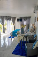 Roupa de alta qualidade, cofre no quarto, secretária 