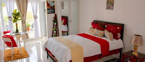 Roupas de cama premium, cofres nos quartos, escrivaninha