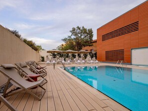 Piscina externa, funciona das 10h às 19h, guarda-sóis, espreguiçadeiras