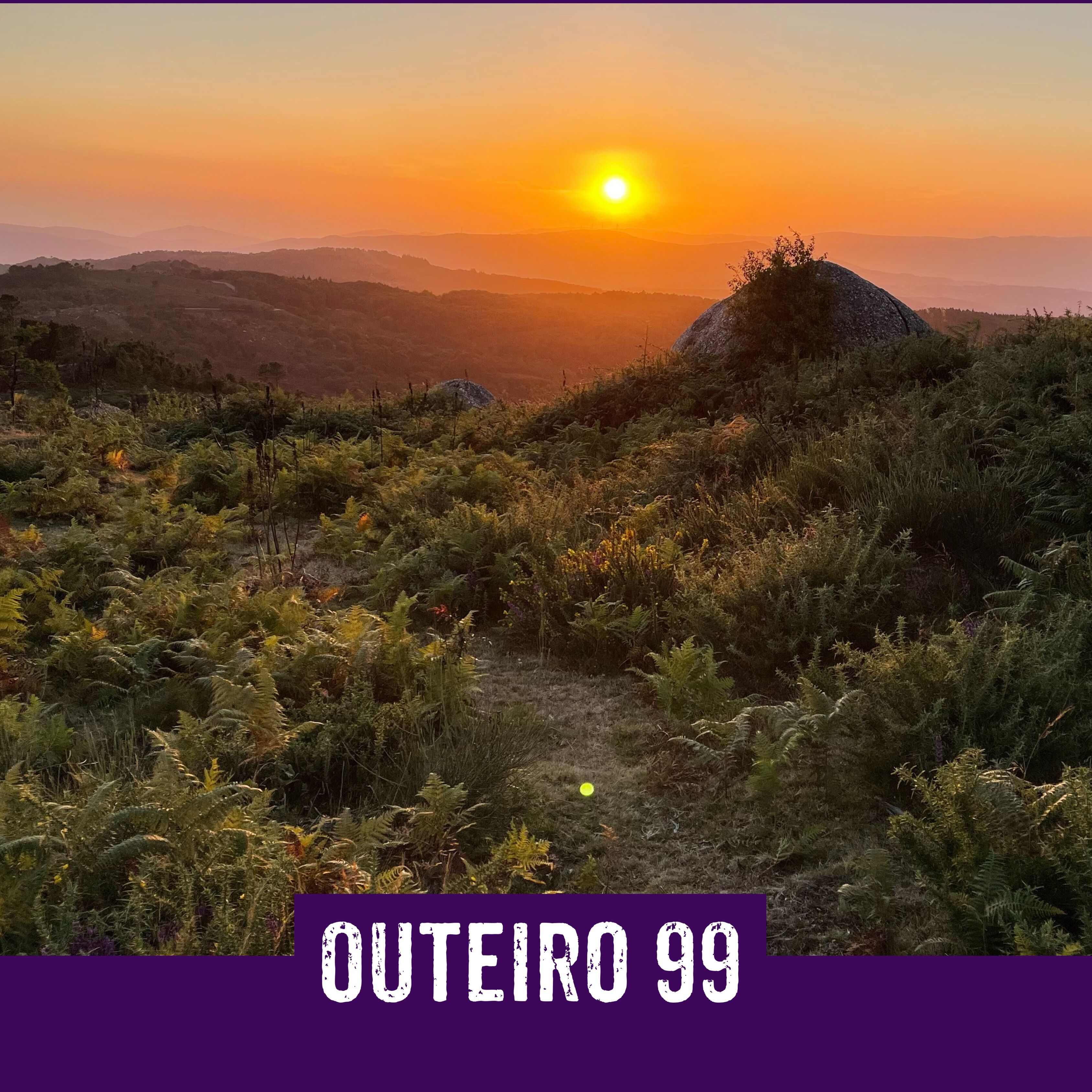 Vista do pôr do sol sobre uma paisagem montanhosa com vegetação densa.